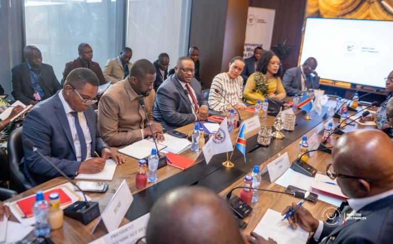 RDC : Le gouvernement prépare le paiement des enseignants par Mobile ...